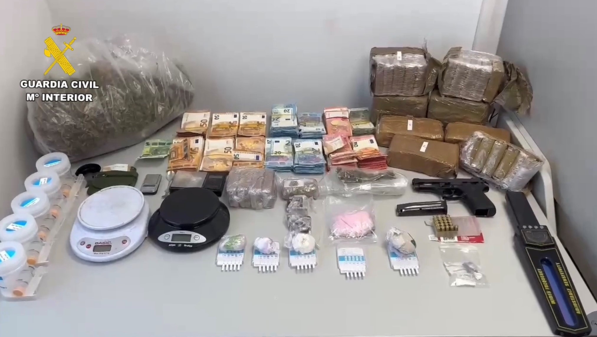 La Guardia Civil desmantela un punto activo de venta de drogas en Losar de la Vera | Canal ...